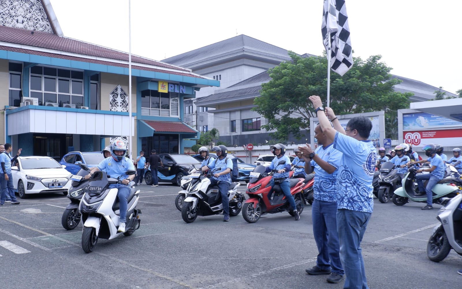 Kolaborasi PLN dan komunitas EV di Samarinda, dorong perubahan nyata ...